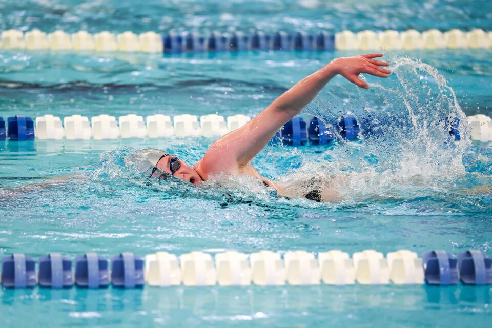 Women’s swim and dive begins season with mixed results